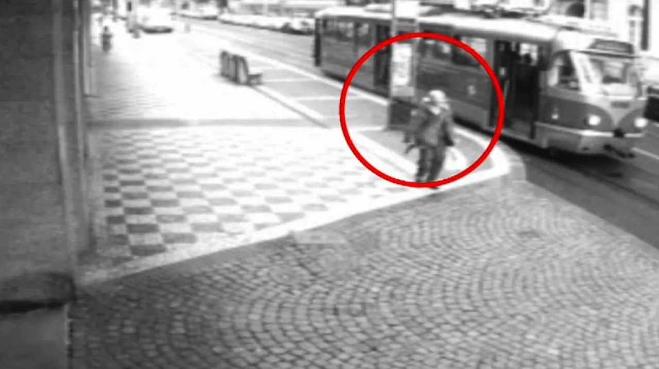 Muž okrádal s pistolí v tramvaji, přibudou záznamová zařízení — ČT24 ...