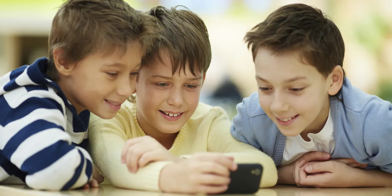 České děti méně pijí, kouří a užívají drogy. Může za to i virtuální ...