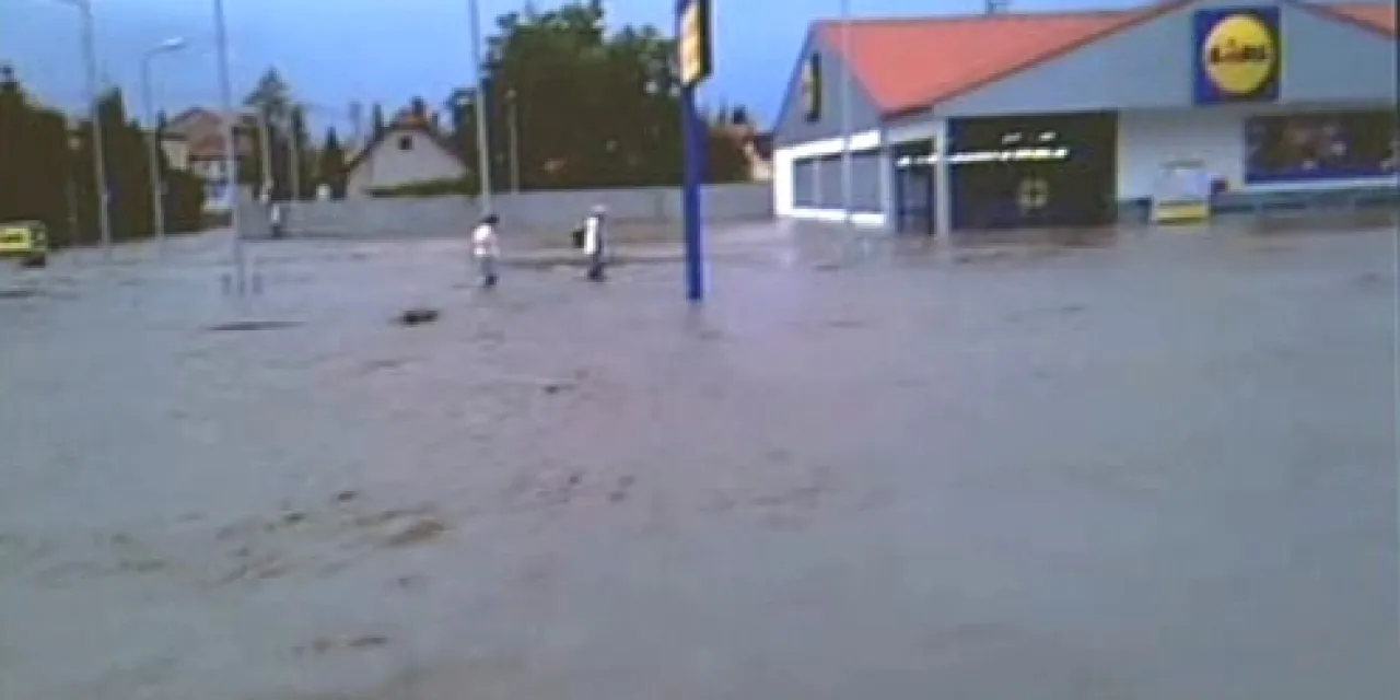 Na Slovensku se rozvodnila Nitra, záplavy mají první oběť — ČT24 ...