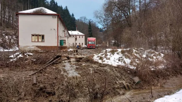 Uniklá kejda se bude ředit. Voda ve Znojemské přehradě je dál vhodná ...