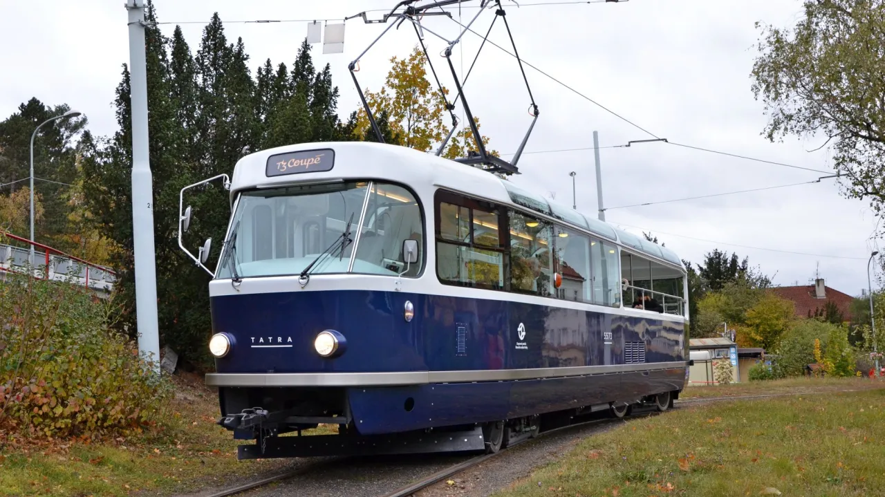 Vyhlídková tramvaj T3 Coupé poprvé vyjede do ulic Prahy. Má kožené ...