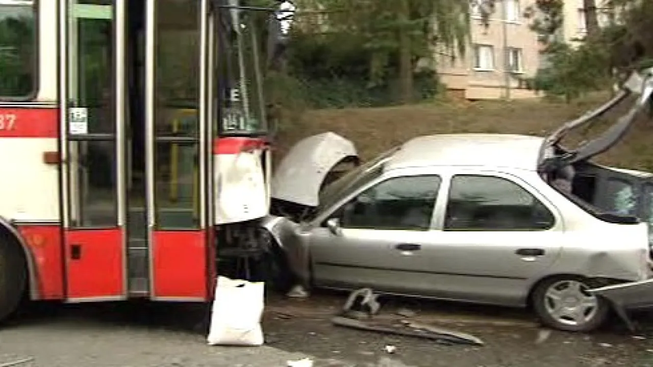 V Praze havaroval autobus MHD, na místě se zranilo pět lidí — ČT24 ...