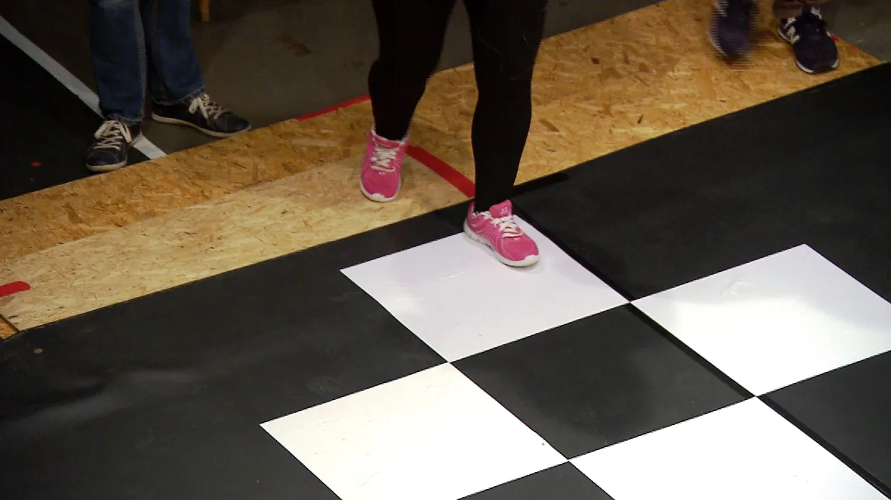 Při chůzi po obrazcích mizí projevy Parkinsonovy nemoci — ČT24 — Česká televize