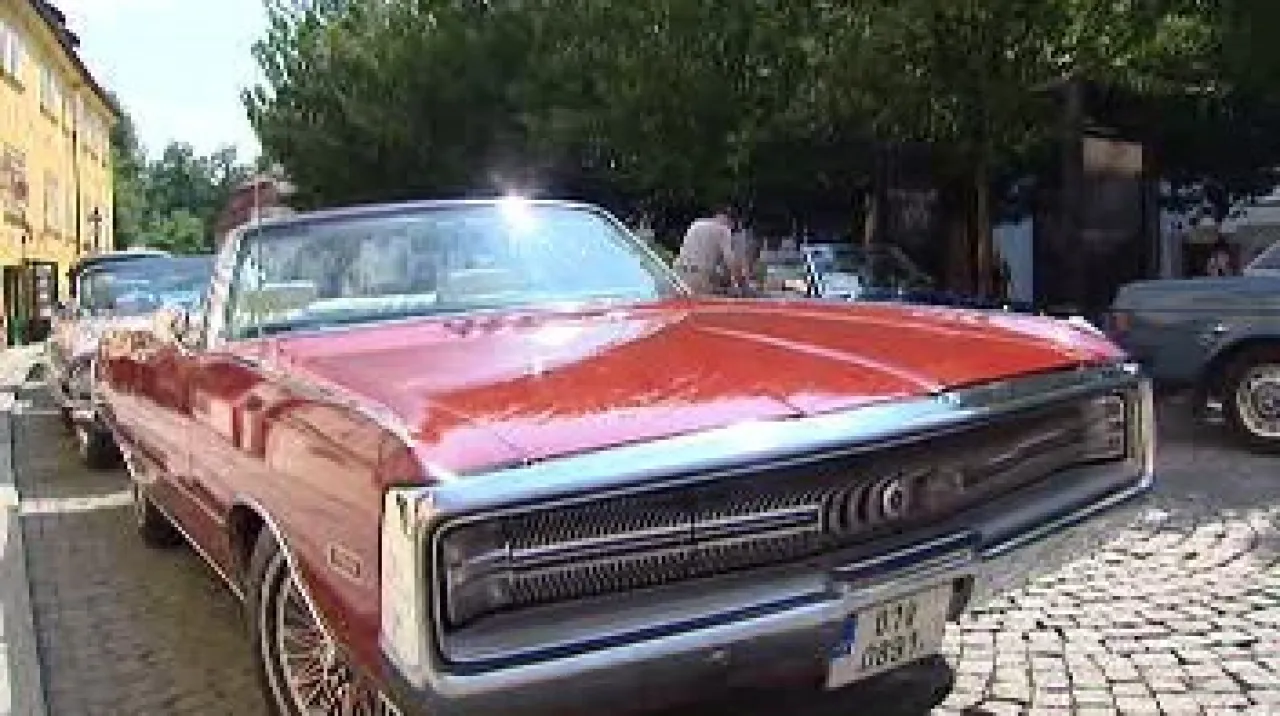 Kampa potěšila fanoušky historických automobilů — ČT24 — Česká televize