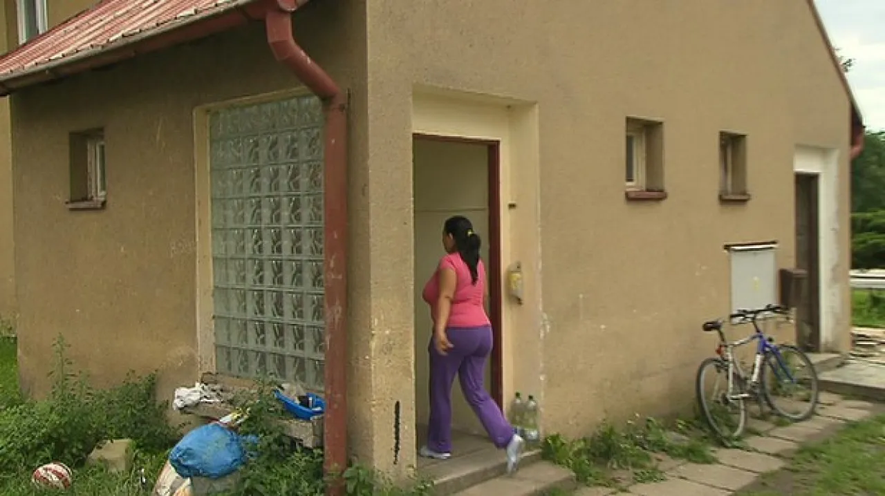 Oběti žhářského útoku z Býchor budou hlídat policisté — ČT24 — Česká ...