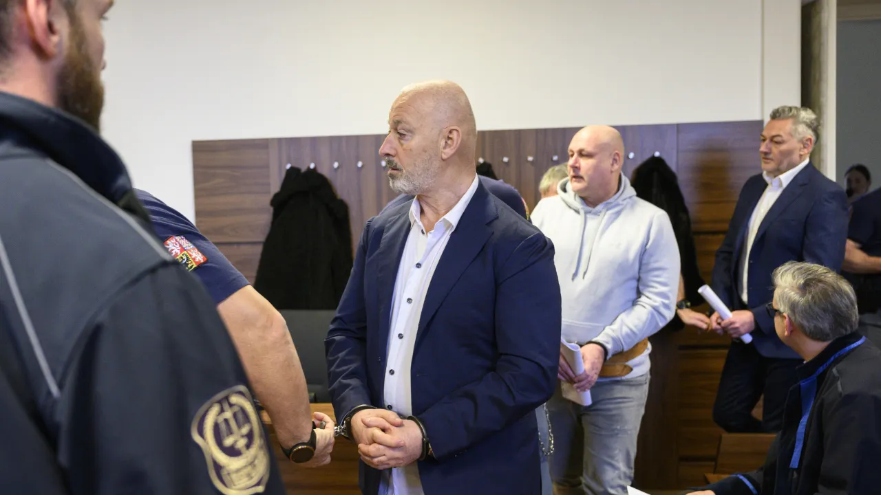 Soud zprostil muže viněné z dodávek kokainu v banánech — ČT24 — Česká ...