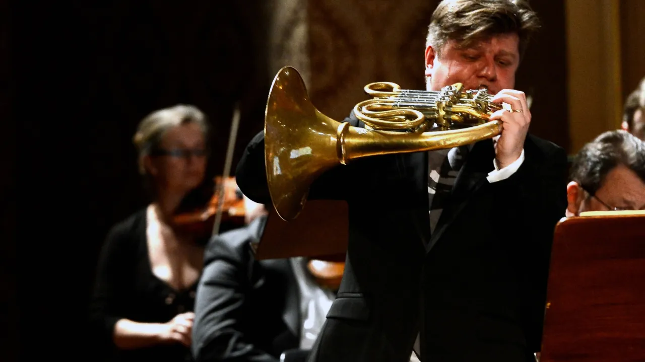 Hornista Radek Baborák hraje k tanci — ČT24 — Česká televize