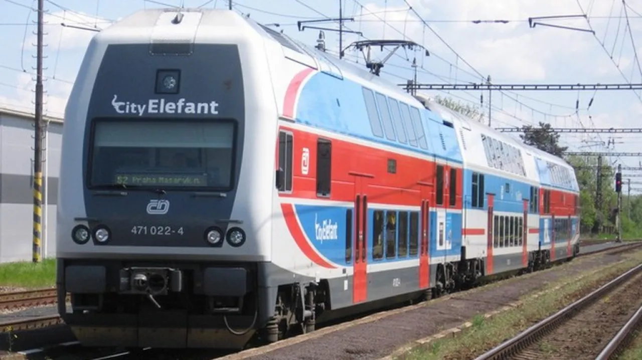 Vlaky na nejvytíženější trati stály. U kolejí ležela mrtvá žena — ČT24 ...