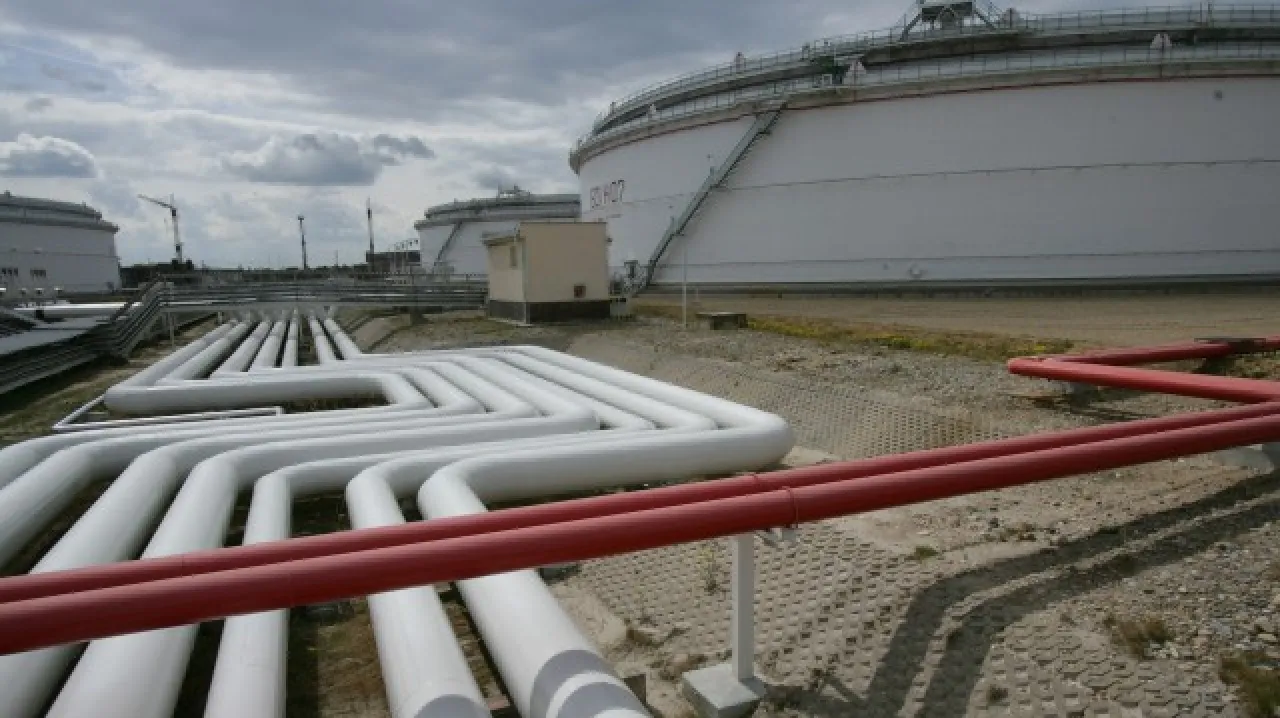 Ropa dolů půjde pozvolna, benzin dramaticky zlevňovat nebude — ČT24 ...