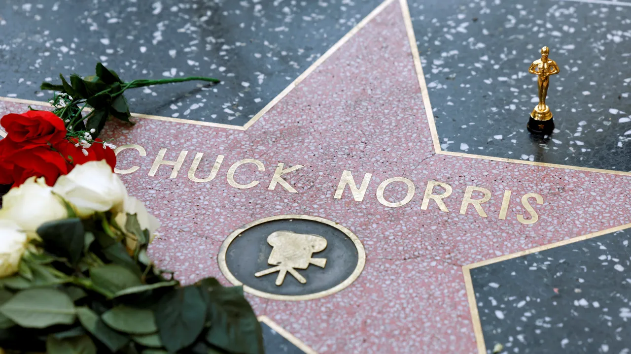 Zemřel Chuck Norris — ČT24 — Česká televize