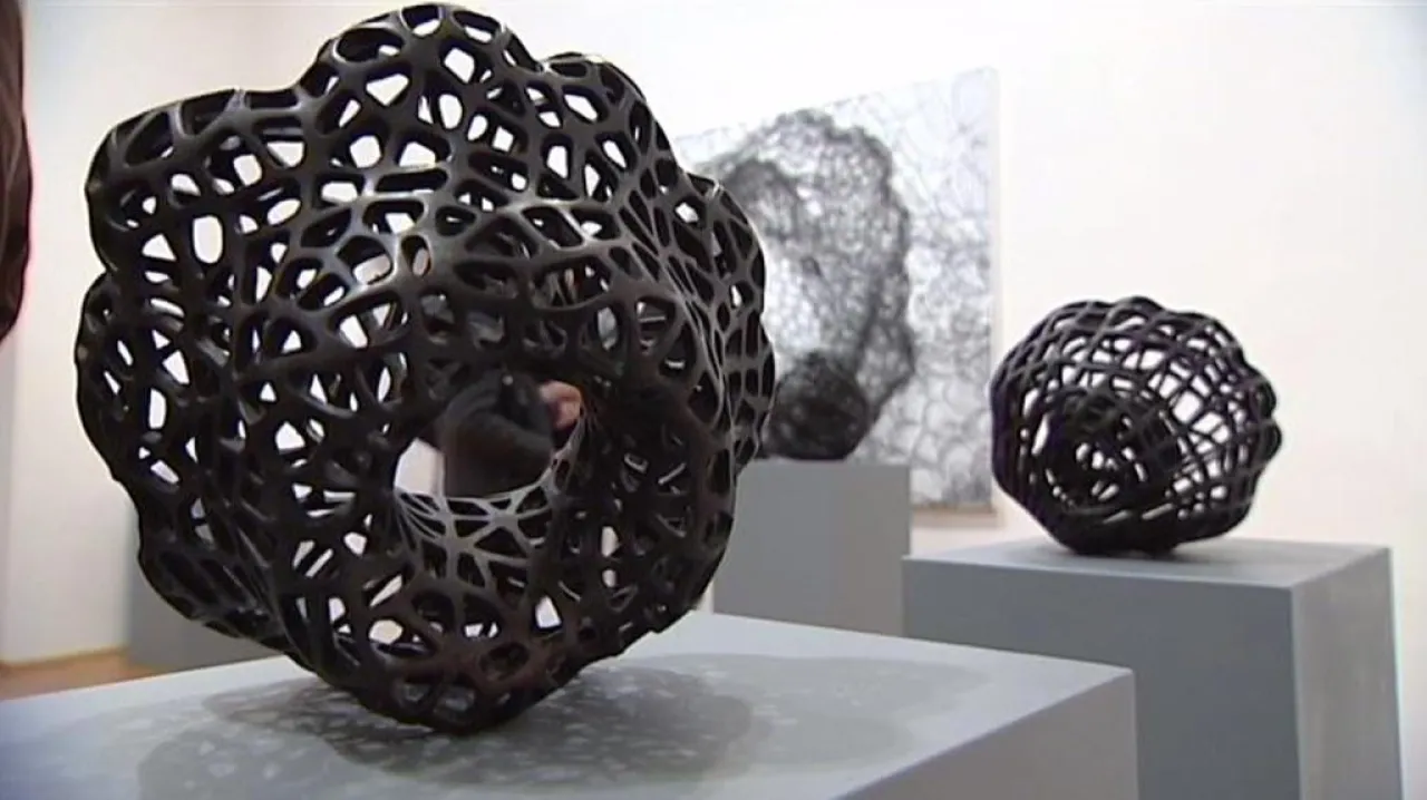 Sochař Tomáš Medek - od krychle k paprice — ČT24 — Česká televize