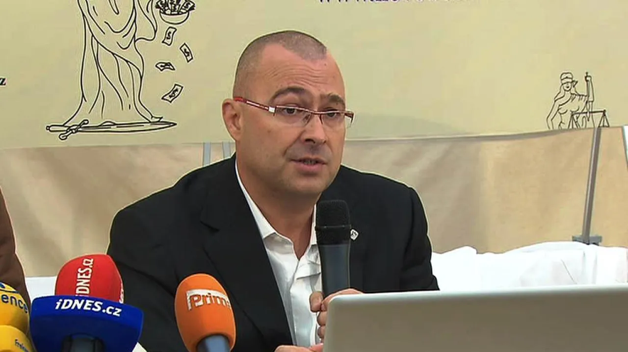 Barták dostal dokumenty z vyšetřování armádních zakázek — ČT24 — Česká ...