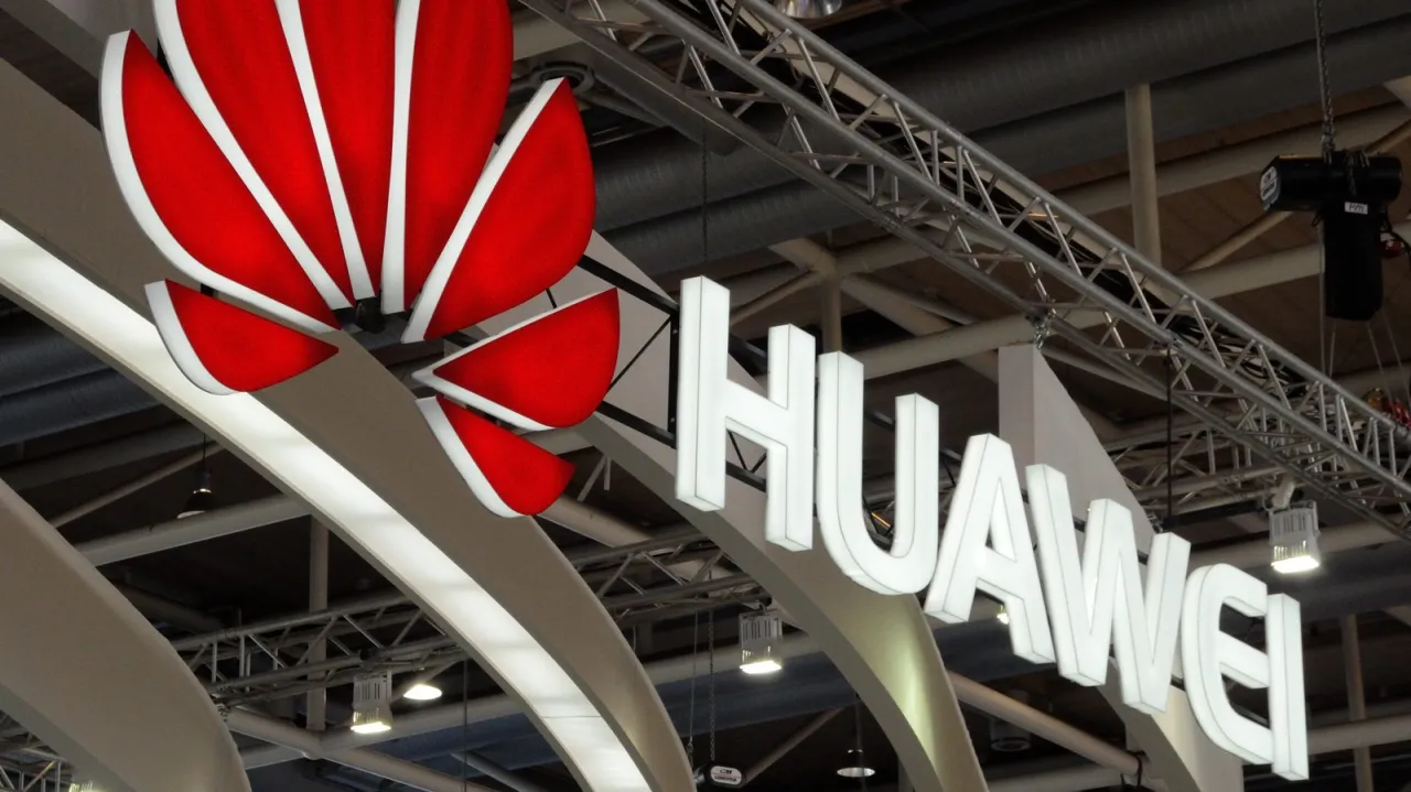 Expert: Není nutné panicky zahazovat mobily Huawei, užitečnější je ...