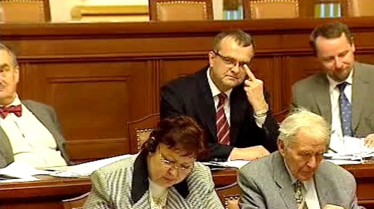 Poslanci se přeli o poplatcích, Rath si vysloužil zdvižený ...