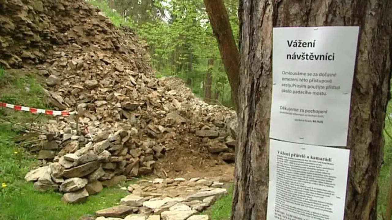 Hrad Buben se rozpadá před očima. První se zřítila bašta — ČT24 — Česká ...