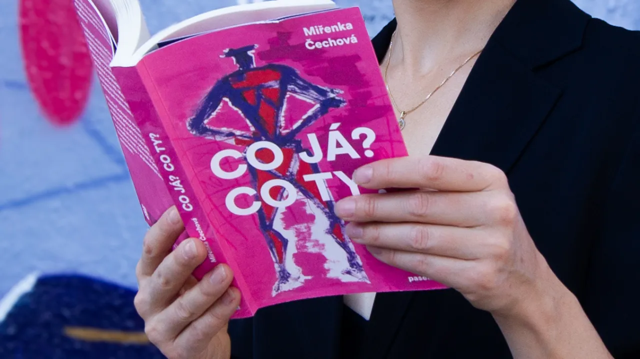 Miřenka Čechová vydala román o manipulaci, přidala i divadelní Rukojmí ...