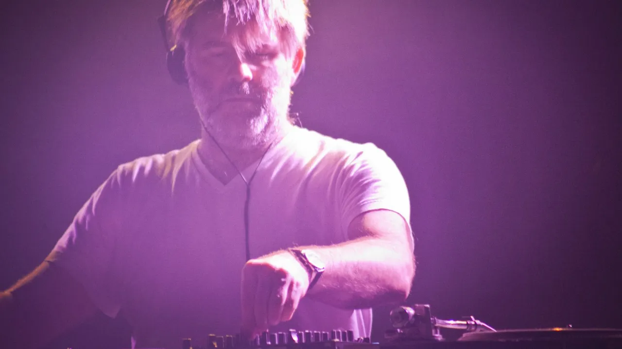 James Murphy z LCD Soundsystem kryl záda Midi Lidem — ČT24 — Česká televize