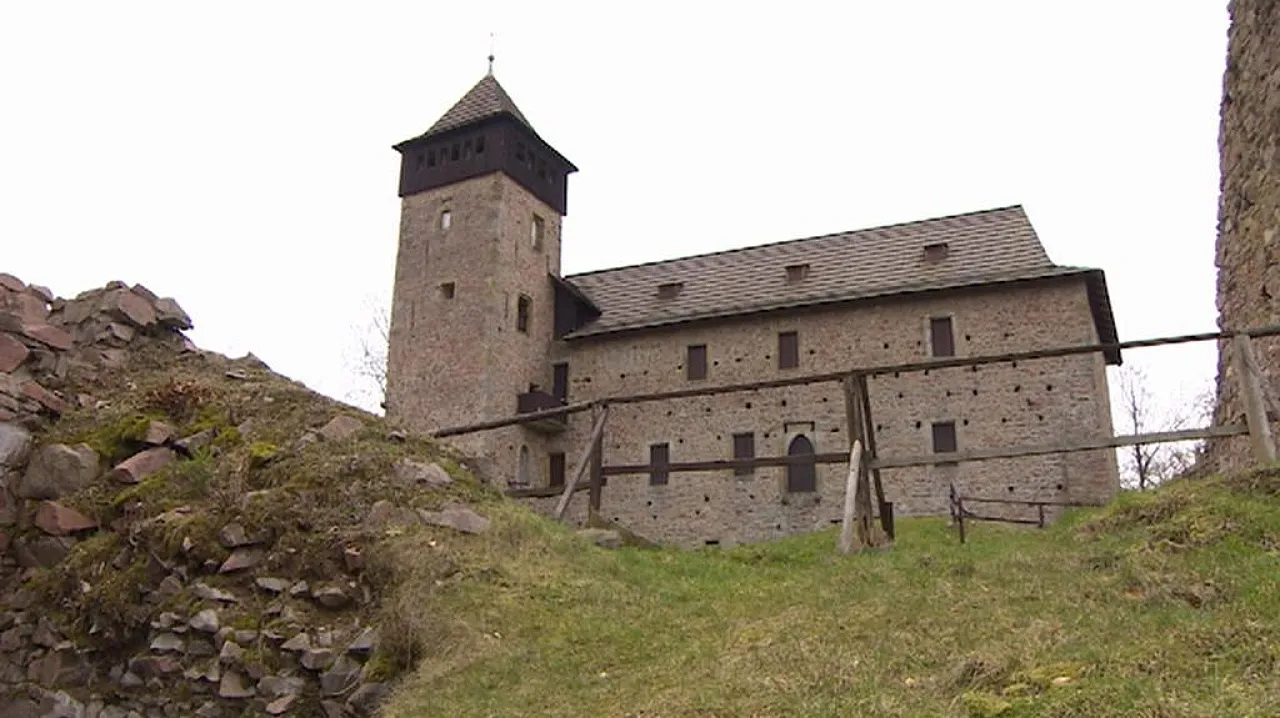 Hrad Litice je uzavřen - padají z něj kameny — ČT24 — Česká televize