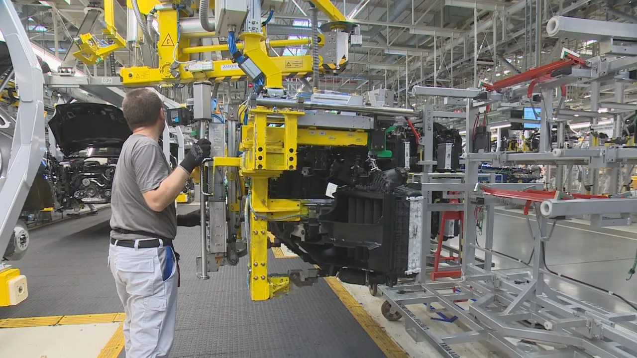 K výstražné hodinové stávce proti vládě se připojí i odbory KOVO a ASO. Zároveň svolají ...