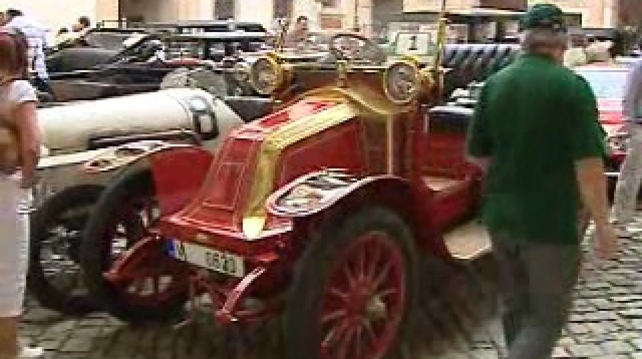 Stará auta si dala sraz v Praze, čeká je i rallye — ČT24 — Česká televize