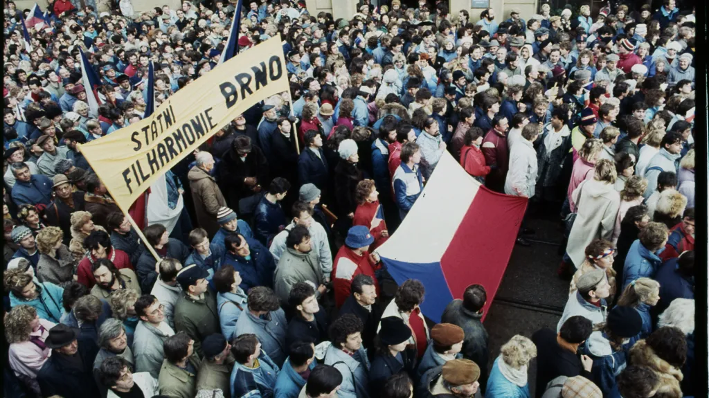 Sametová revoluce je pozitivní událostí pro dvě třetiny Čechů. Kladně ...