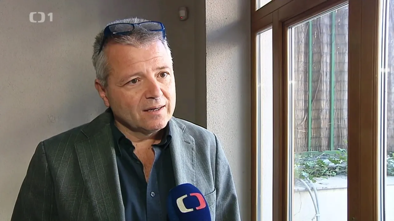 Šéf středočeské záchranky Houdek končí. Je obžalovaný v Rathově kauze ...