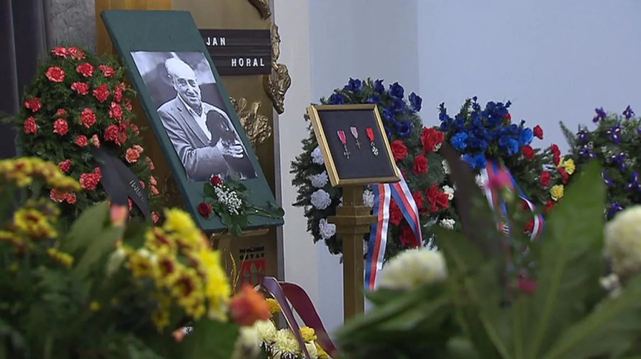 Lidé se naposledy rozloučili s veteránem Horalem — ČT24 — Česká televize