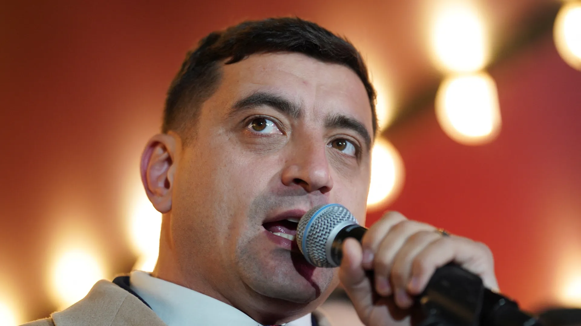 Rumuni budou opětovně volit prezidenta, favoritem je kandidát krajní ...