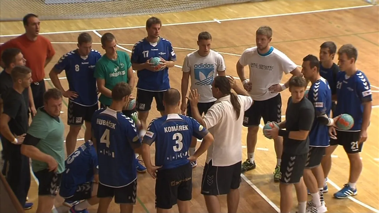 V obraně se Královu Poli proti Bratislavě dařilo, souhra vázla v útoku — ČT24 — Česká televize