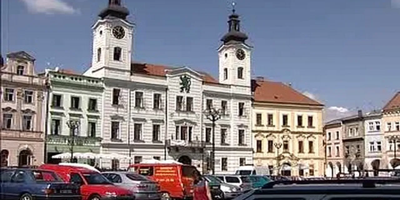 Parkovné v Hradci Králové razantně zlevní — ČT24 — Česká televize