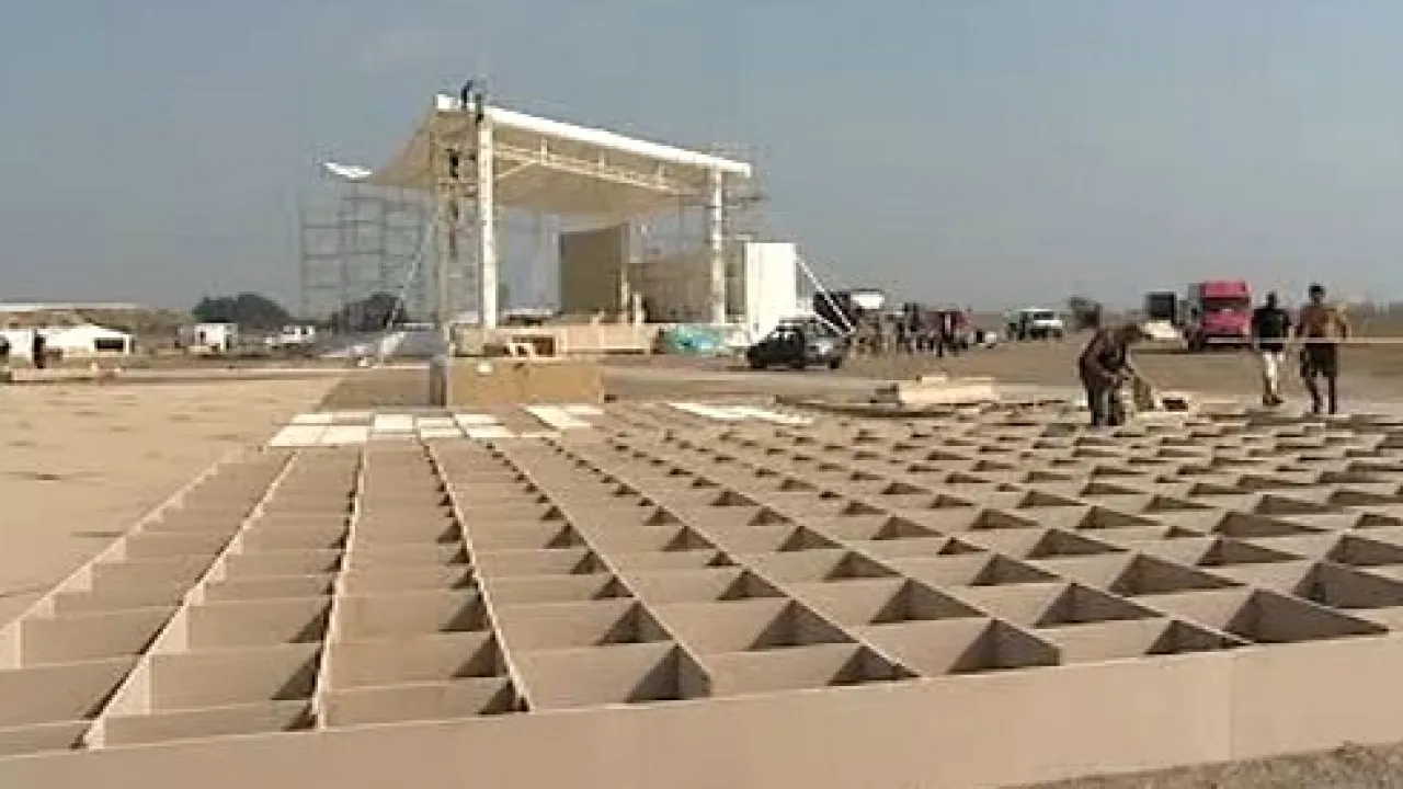 Návštěva papeže se blíží - v Brně vztyčili obří kříž a kotvu — ČT24 ...