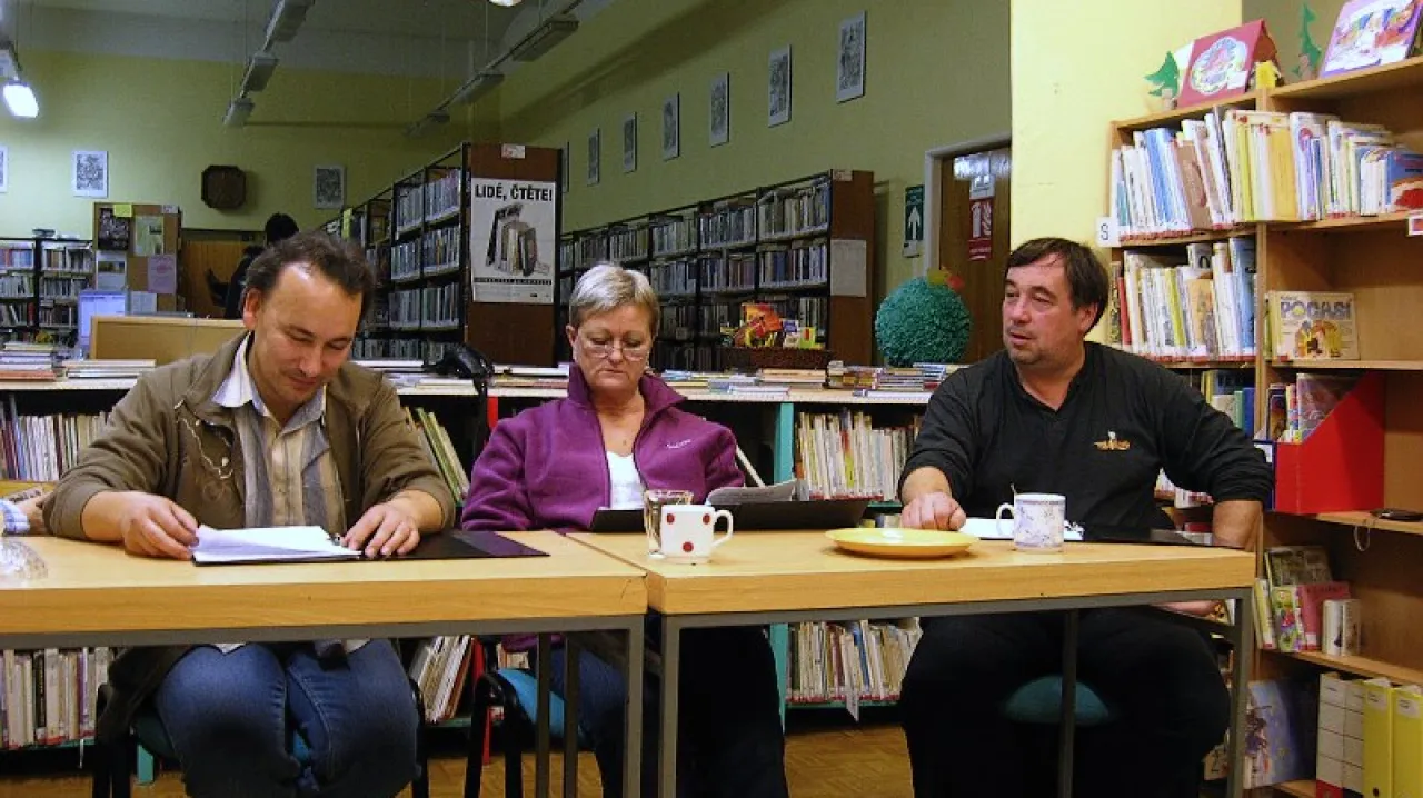 AVÍZO: Setkání čtenářů v knihovně v Libochovicích — ČT24 — Česká televize