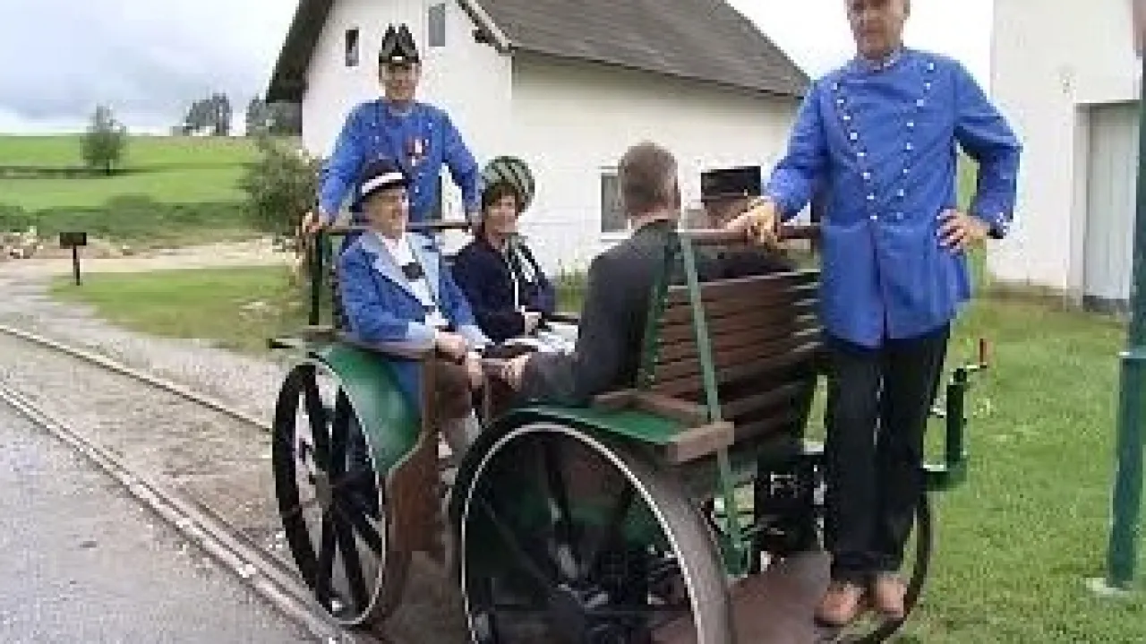 Božkova šlapací drezína z roku 1825 vyjela opět na koleje — ČT24 ...