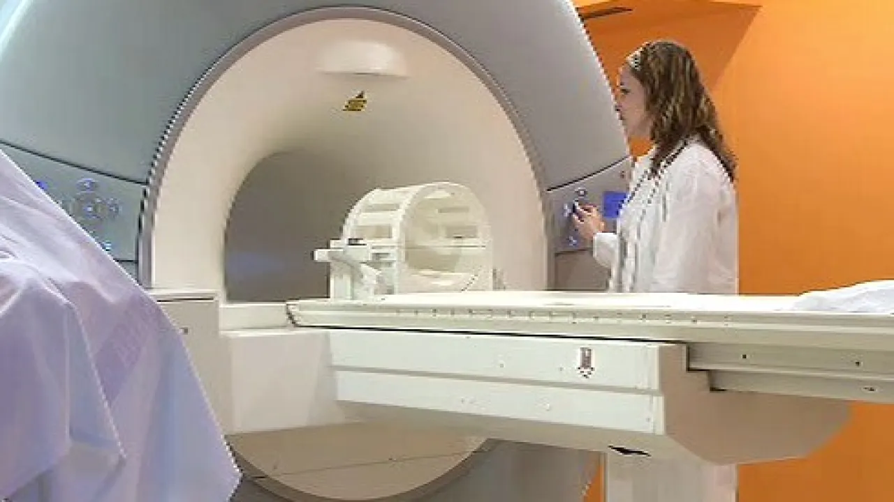 Thomayerova nemocnice má ExAblate 2000 – nádory léčí neinvazivně — ČT24 — Česká televize