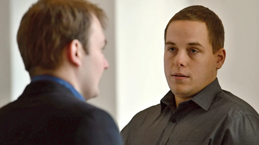 Nejvyšší soud zpřísnil dvěma policistům trest za zbití bezdomovce ...