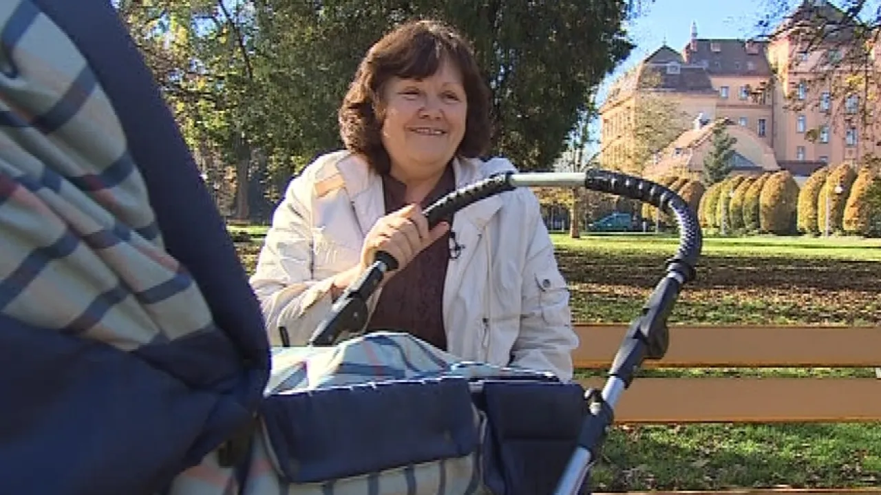 Zájem o „profesi“ náhradní babičky roste — ČT24 — Česká televize