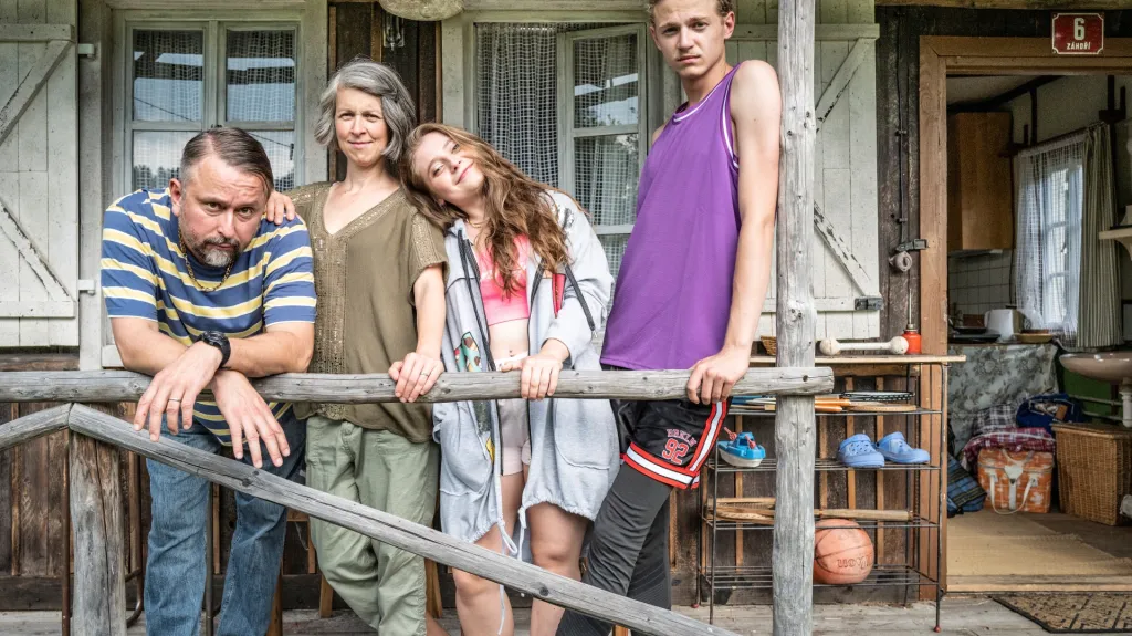 Do seriálové Osady se vrací od září chataři — ČT24 — Česká televize