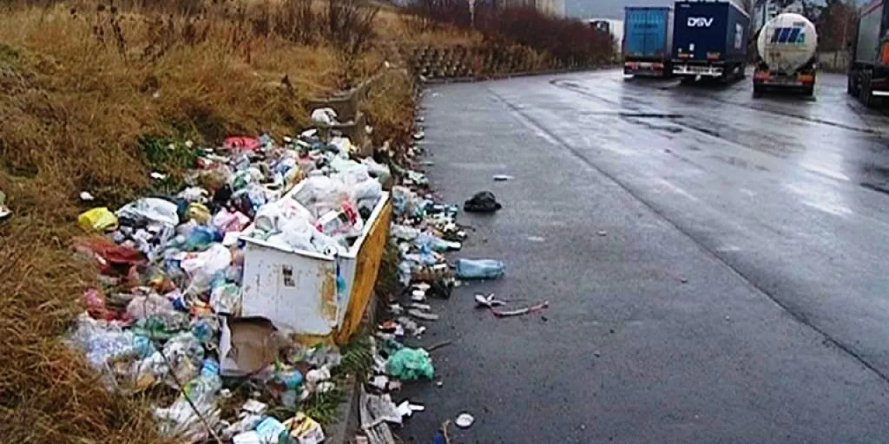 Lidé „zdobí“ Ústí nad Labem černými skládkami — ČT24 — Česká televize