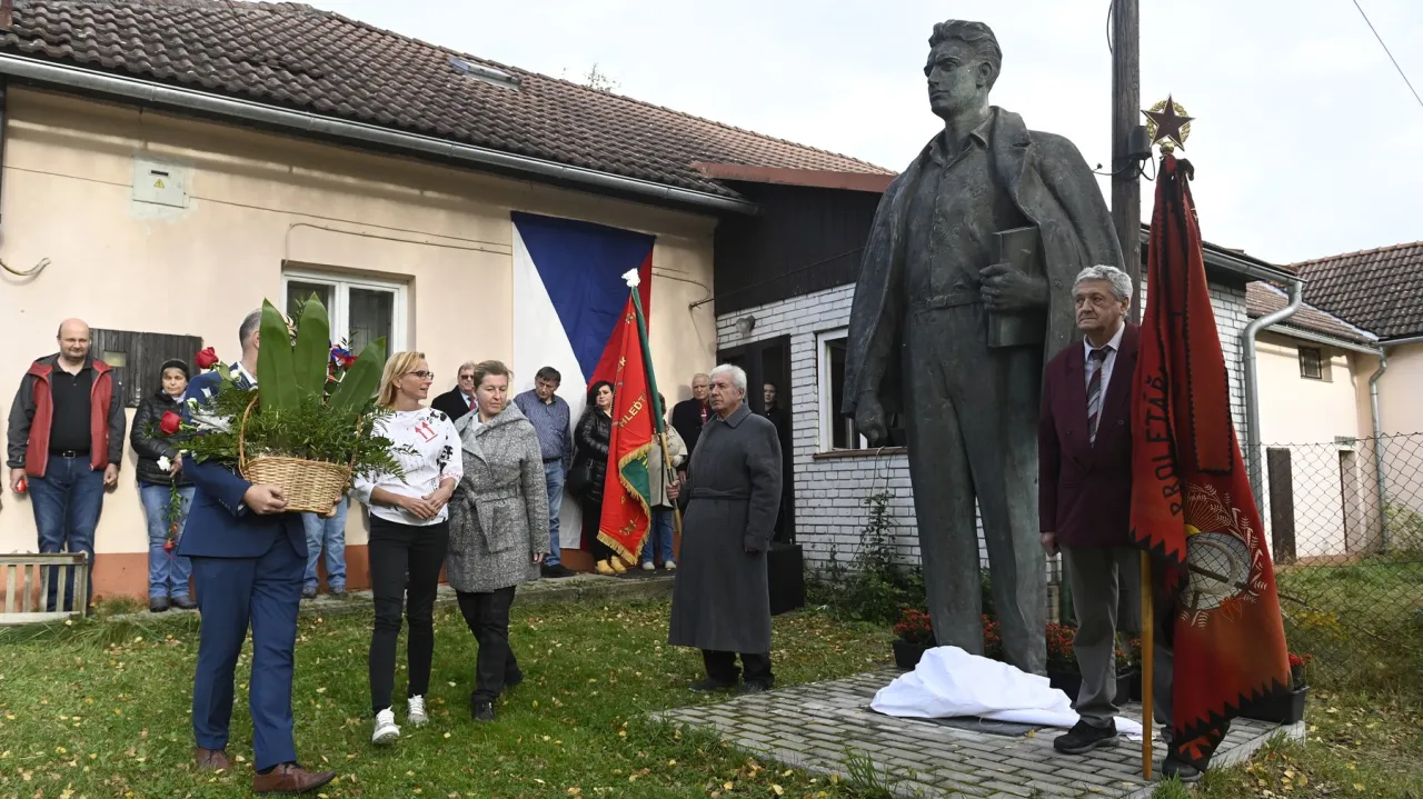 Komunisté ve Vsetíně opětovně odhalili sochu Julia Fučíka, kraj to povolil — ČT24 — Česká televize