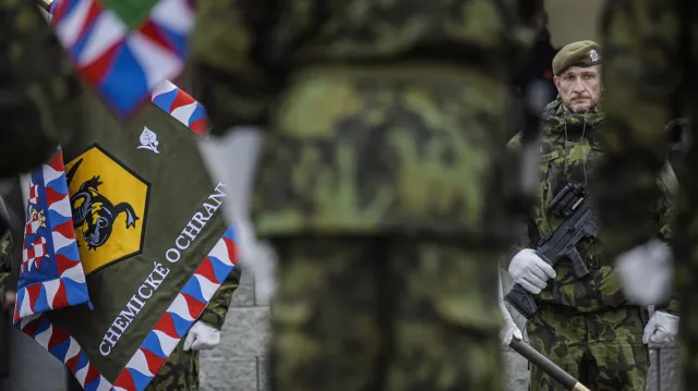 Hrdinství válečných veteránů uctili lidé v Česku i v zahraničí — ČT24 ...
