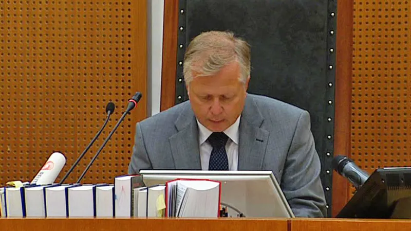 Breivikovi prodloužili izolaci, pozůstalí jeho obětí přijeli na ostrov ...