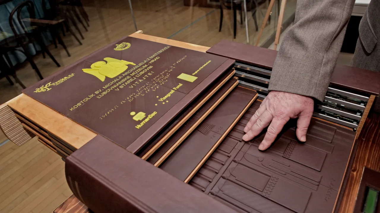 Braillův rafigraf nebo elektronický slabikář. Technické muzeum v Brně ...