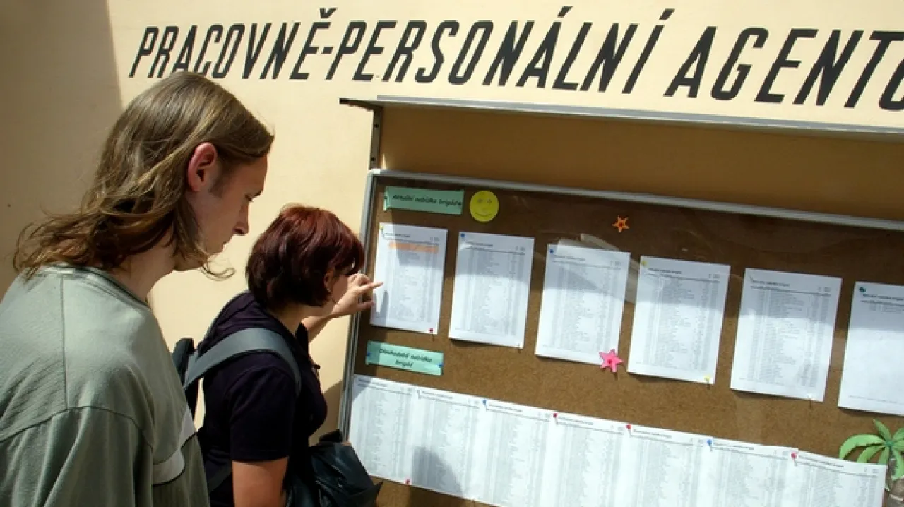 Daně a pojištění z výdělku z letní brigády — ČT24 — Česká televize