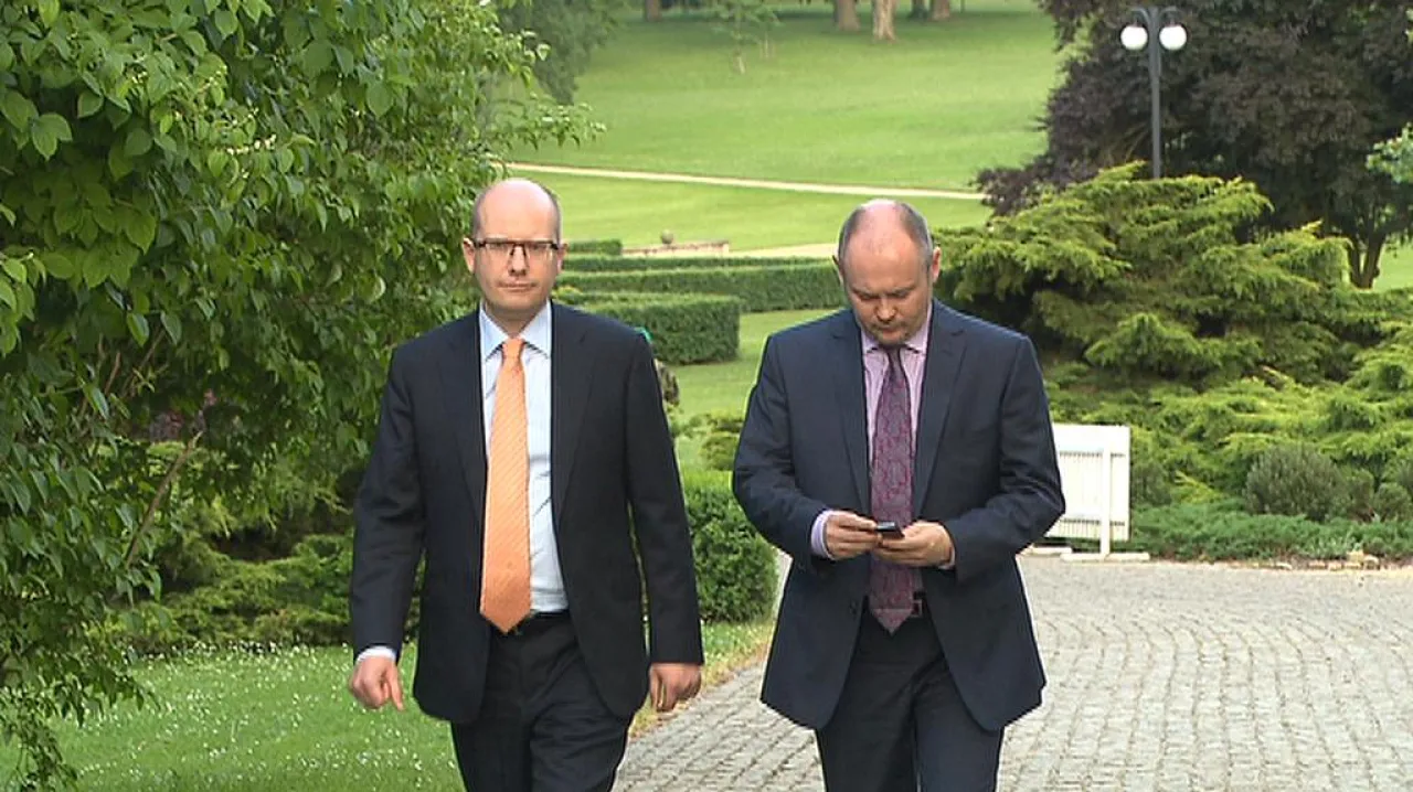 Tlak na Sobotku sílí, Zemanovci na něj zvažují žalobu — ČT24 — Česká ...