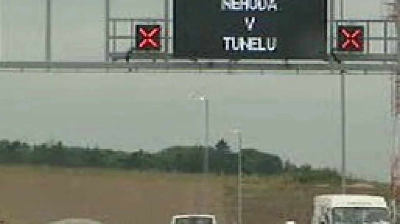 Dálnici D8 blokovala nehoda v tunelech Panenská a Libouchec — ČT24 ...