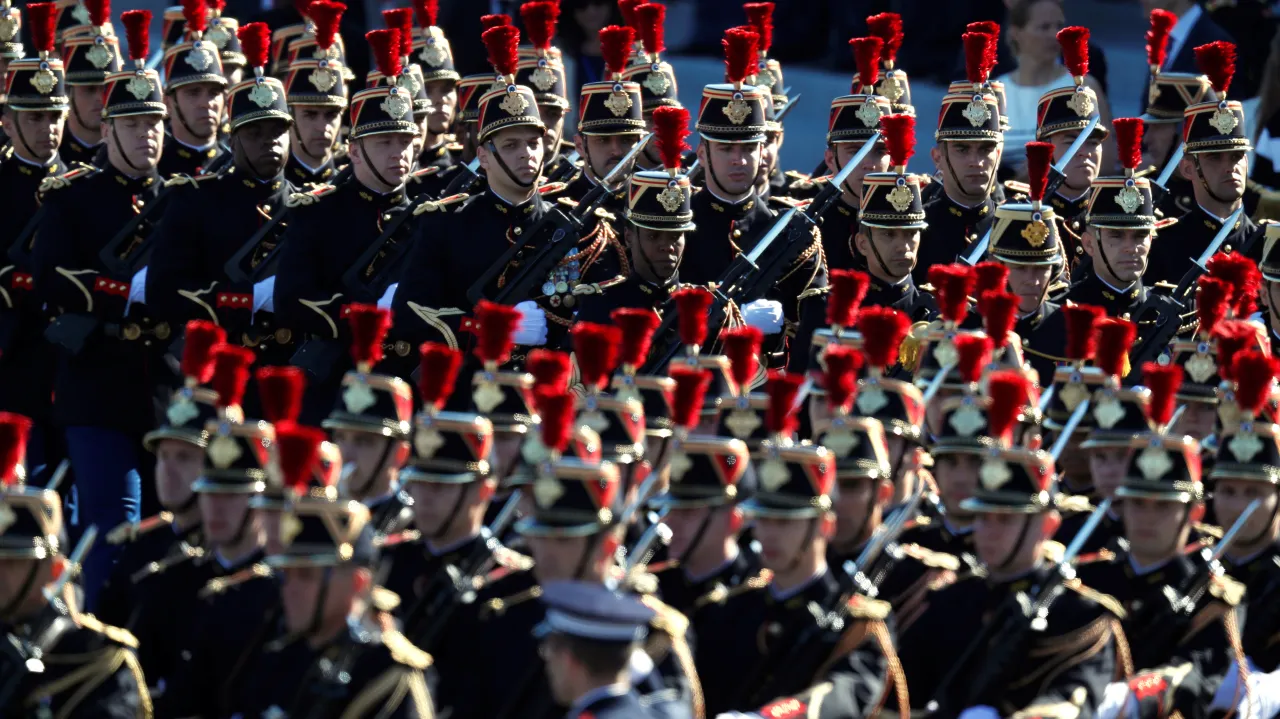 Francie oslavila výročí pádu Bastily velkolepou vojenskou přehlídkou za ...