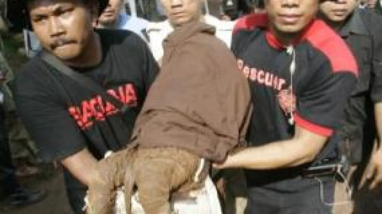 „Malé tsunami“ usmrtilo nejméně 77 lidí — ČT24 — Česká televize