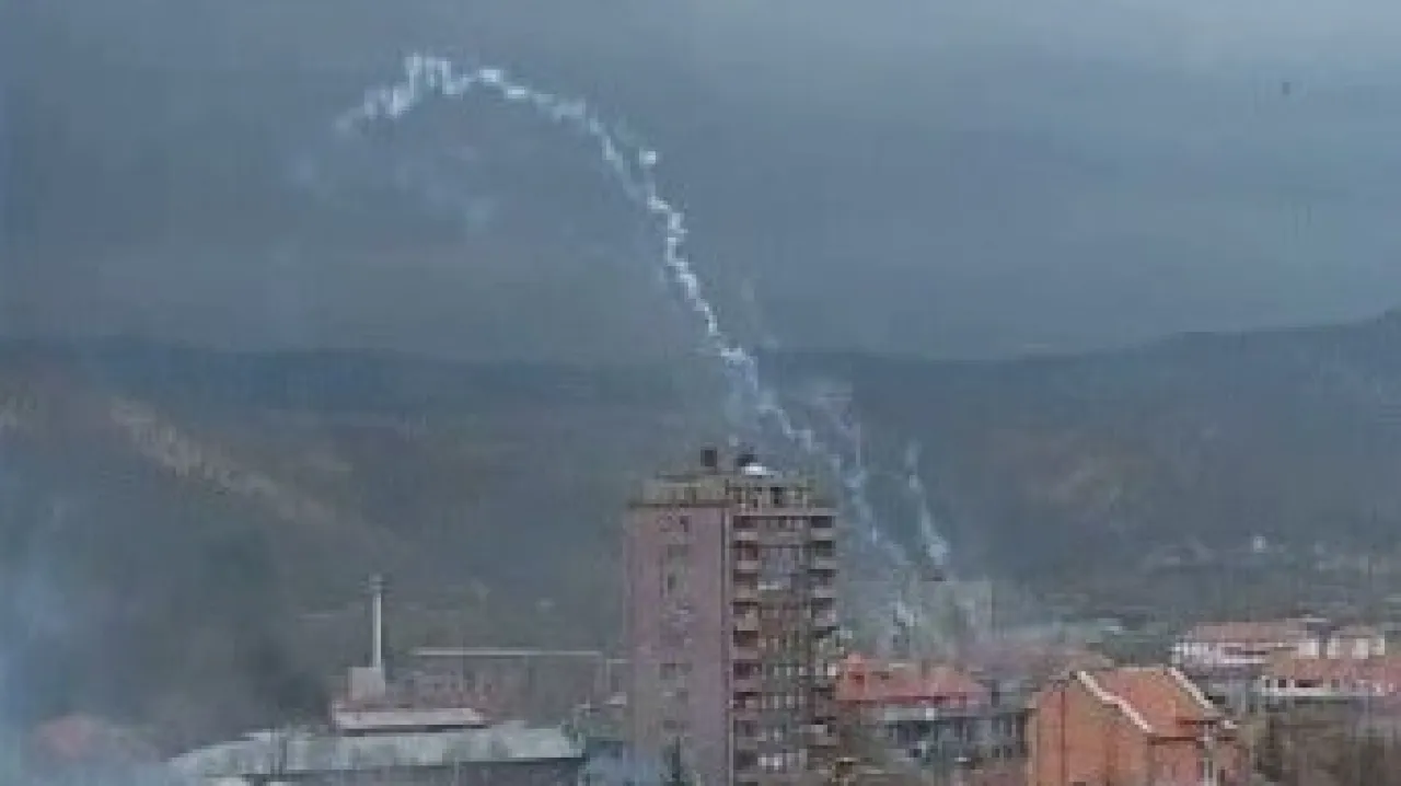 Jednotky NATO v Kosovu se dostaly pod palbu, zraněny jsou desítky lidí ...
