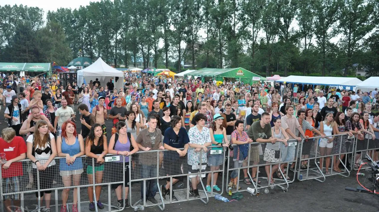 Sweetsen fest vynesl letos skoro 100 tisíc na charitativní účely — ČT24 — Česká televize