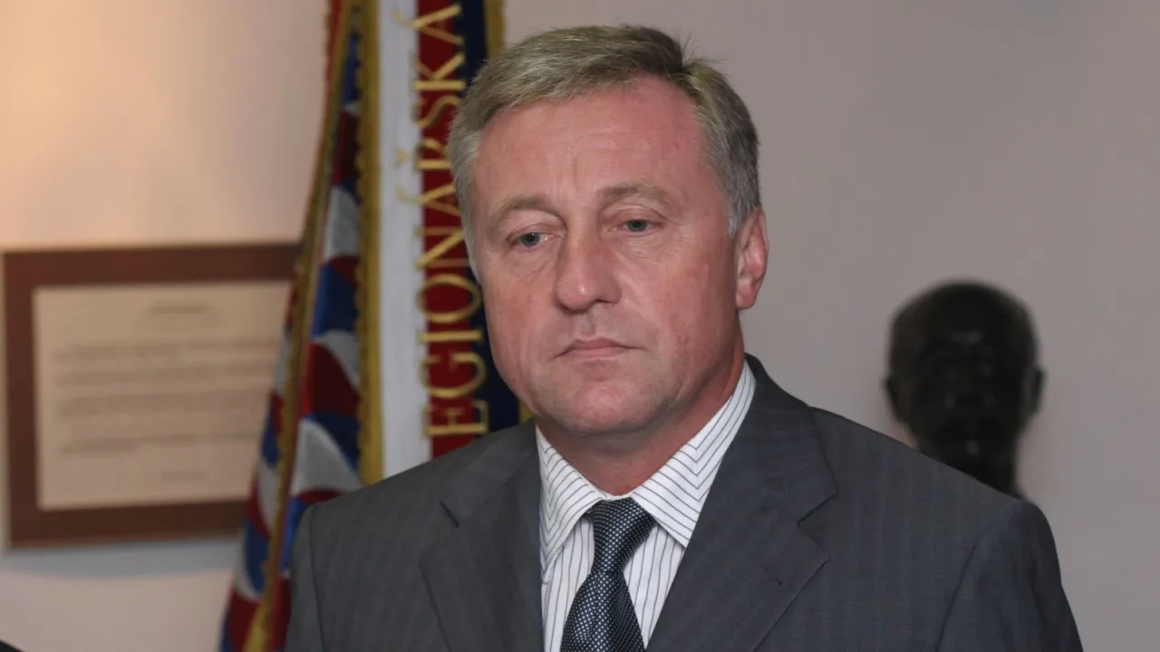 Podnikatel Veverka blízký premiérovi dluží miliony — ČT24 — Česká televize